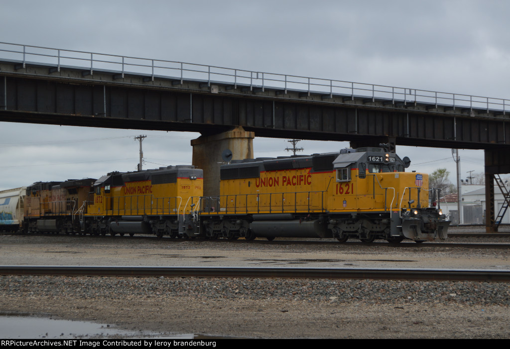 UP 1621 snoot leads a transfer eb out of argentine yard